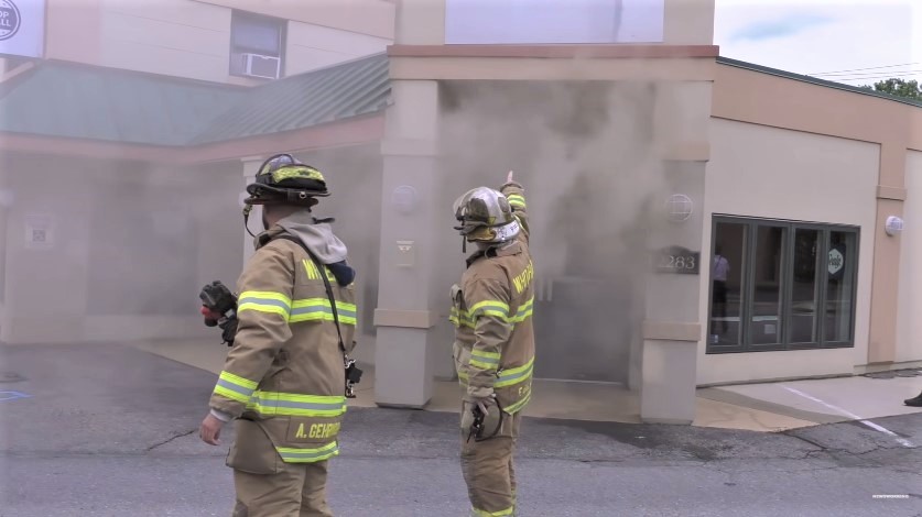 Arrival video from Pennsylvania mattress store fire - Statter911