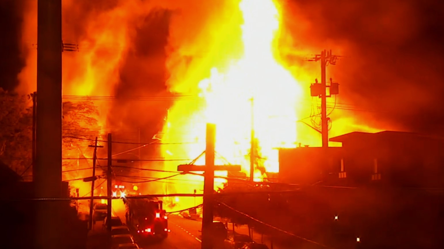 Pre-arrival video of two-alarm fire in Seattle - Statter911